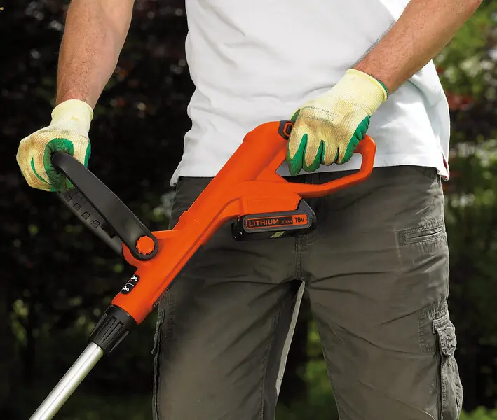 BLACK+DECKER Zahradní technika - 18V AKU strunová sekačka, záběr 23 cm, 1x aku 2,0 Ah Li-ion ...