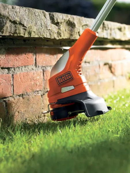 BLACK+DECKER Zahradní technika - 18V AKU strunová sekačka, záběr 23 cm, 1x aku 2,0 Ah Li-ion ...